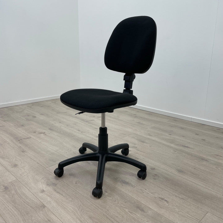 Helsvart kontorstol i klassisk design – Secundo