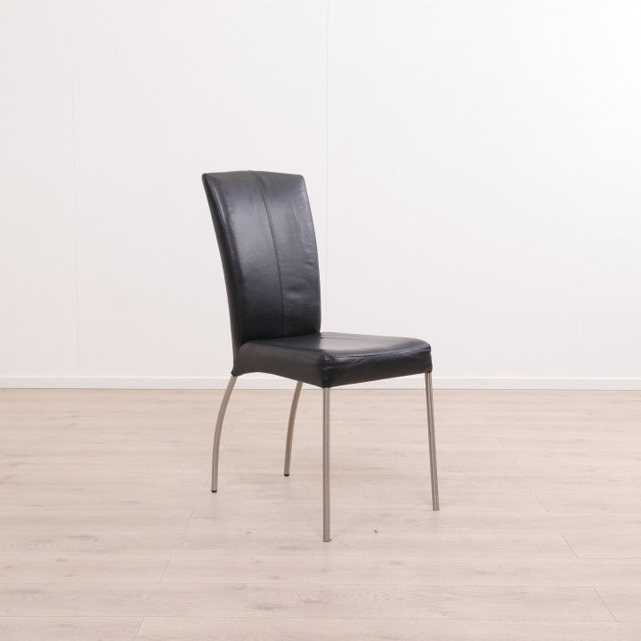 Sorte spisestoler av sort imitert skinn - moderne minimalistisk design ...