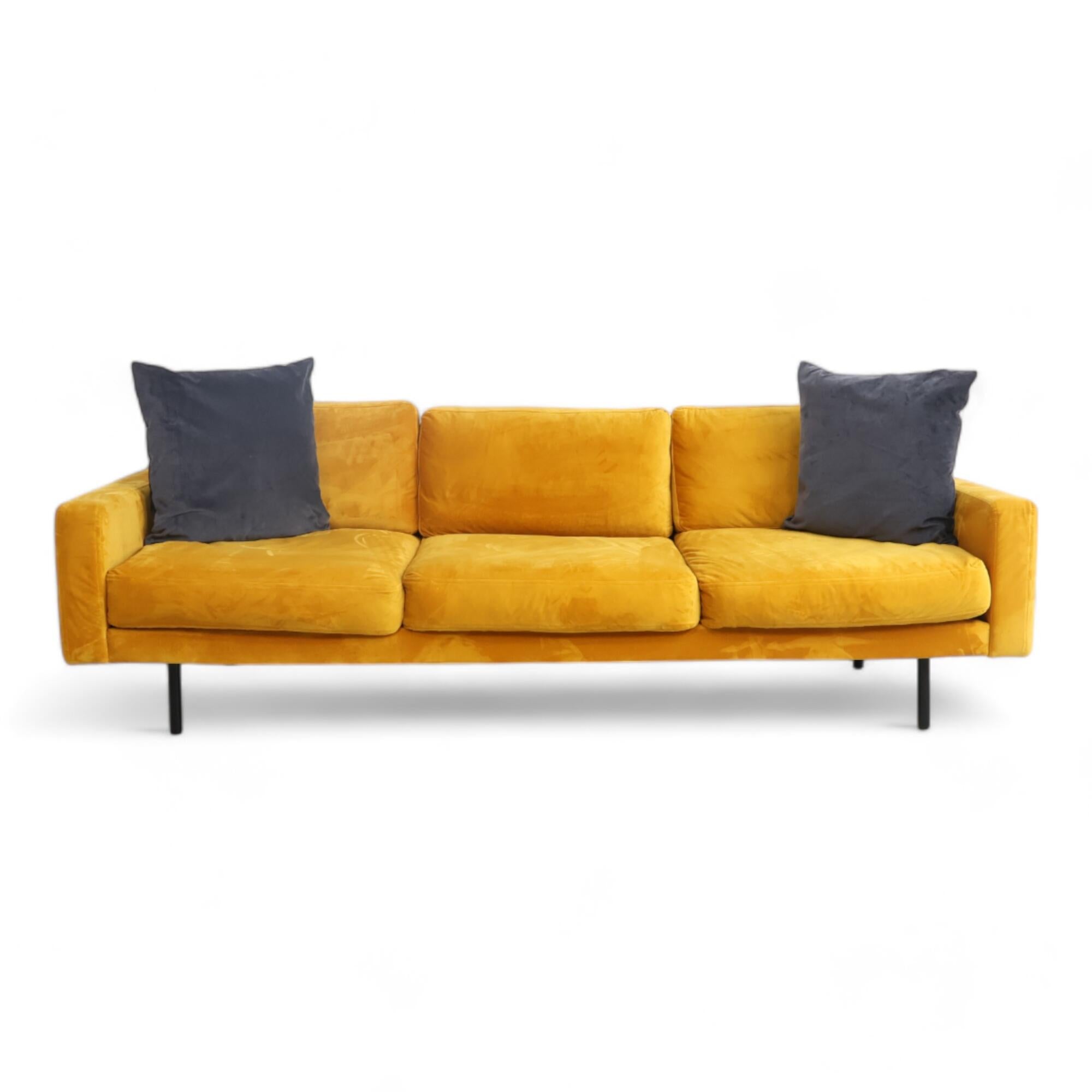 Nyrenset | Skeidar 3-seter sofa i gul velur – Secundo