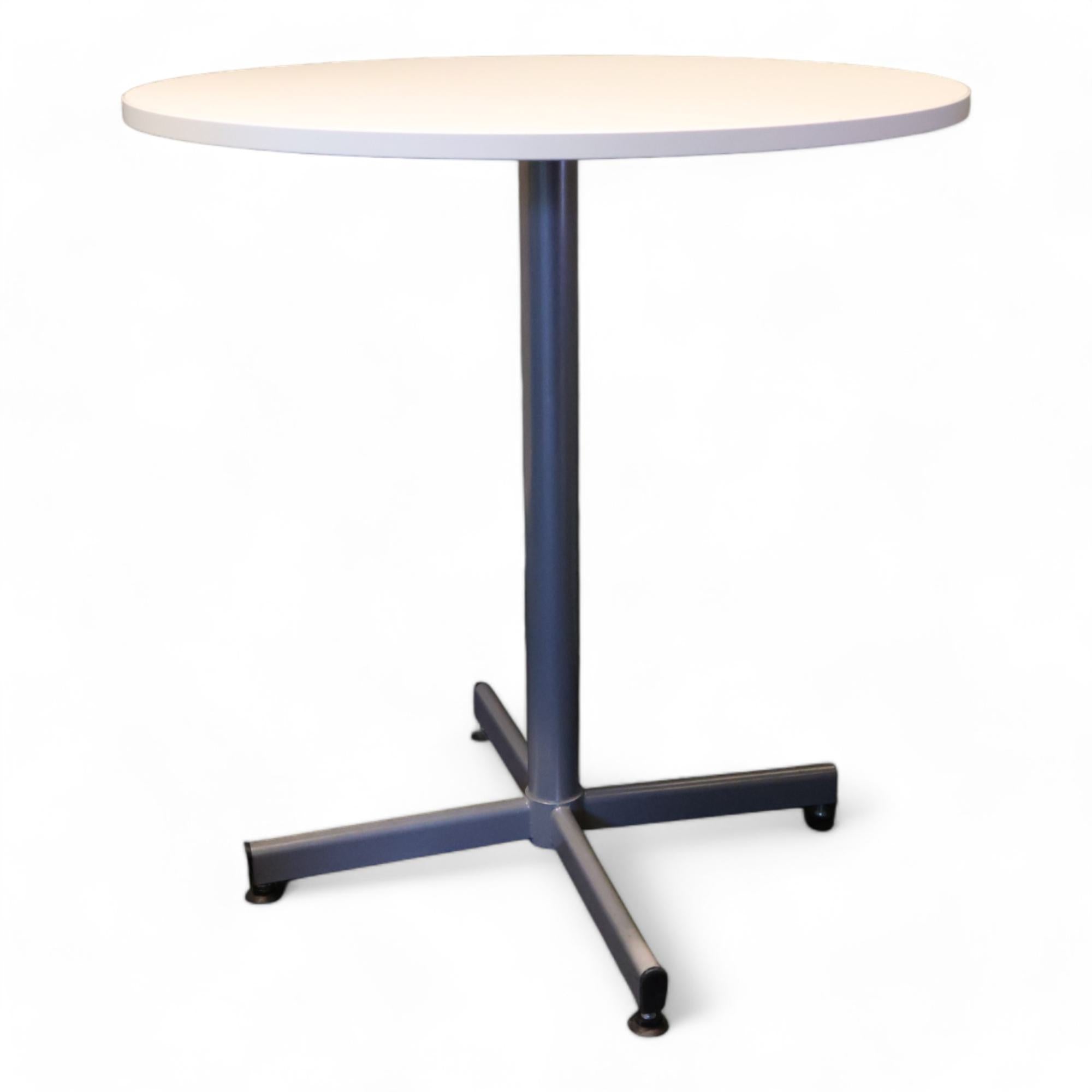 Nyrenset | Lite rundt loungebord i hvitt og grått – Secundo