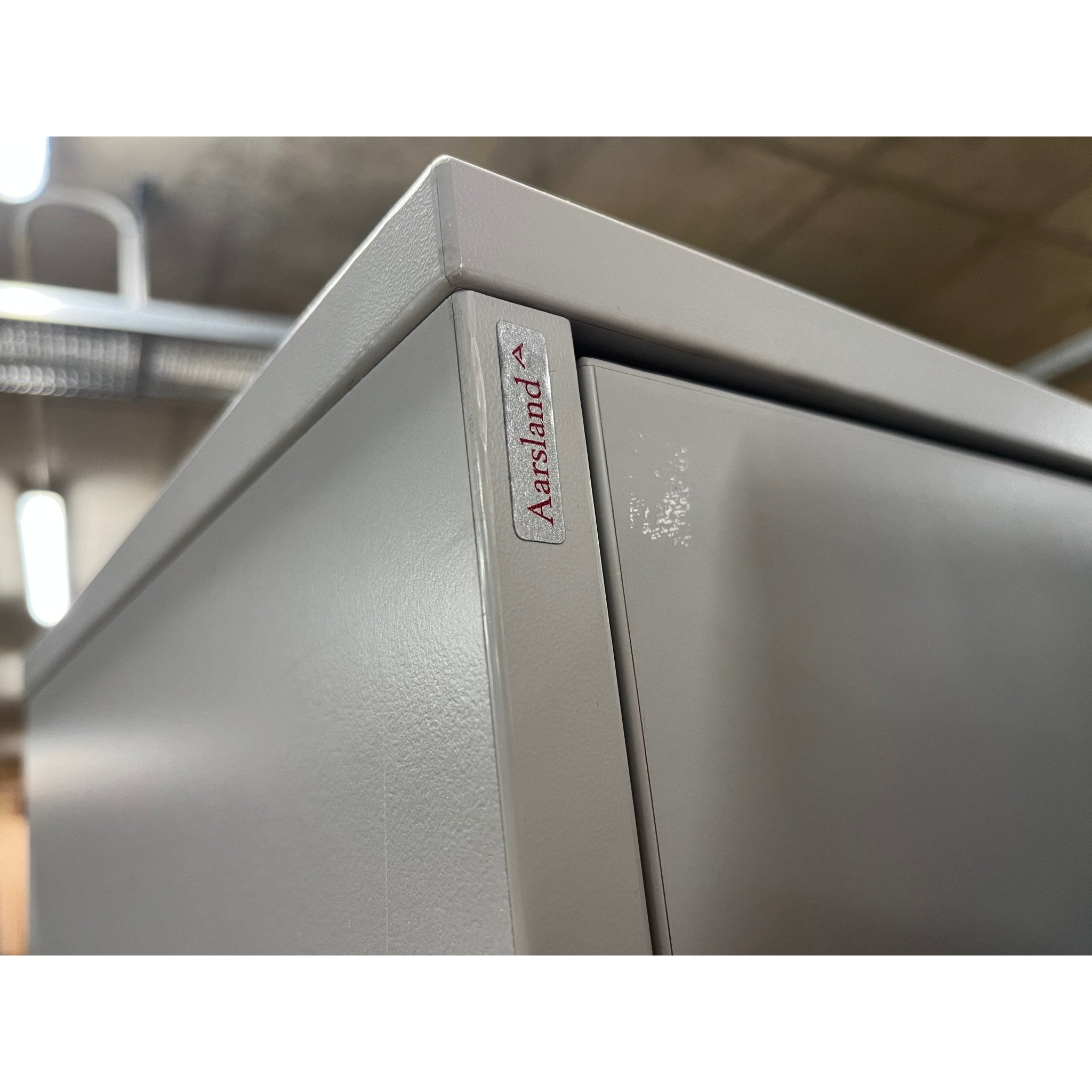 Slagdørskap fra Aarsland, lys grå laminat, 2A4 – Secundo