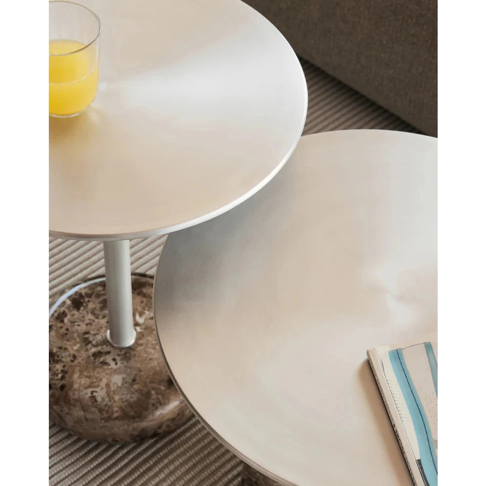 Ton side table fra Northern, marmor og aluminium, Ø40 cm, H50 cm – Secundo